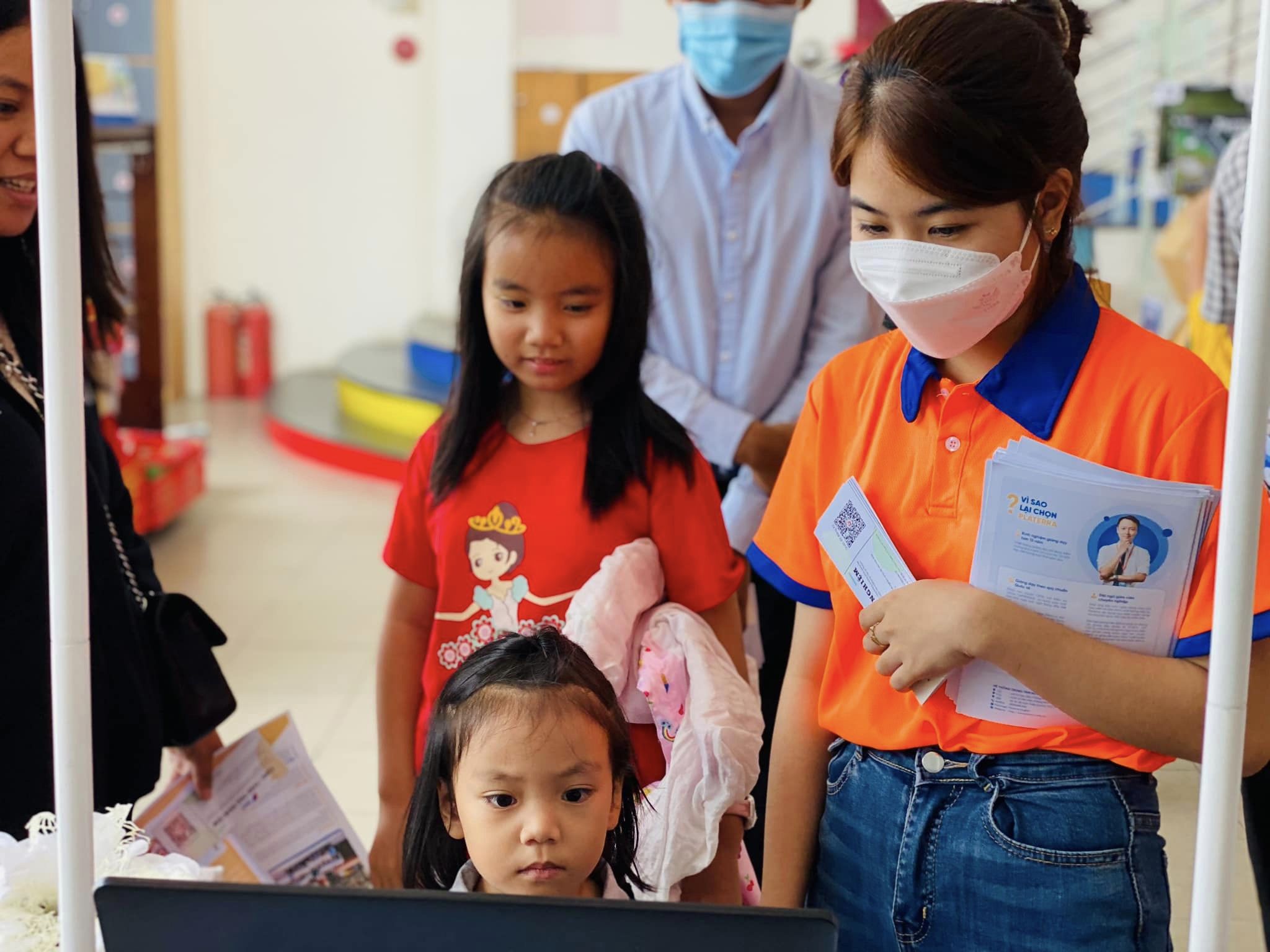 ĐẾN FAHASA, RỦNG RỈNH RINH QUÀ